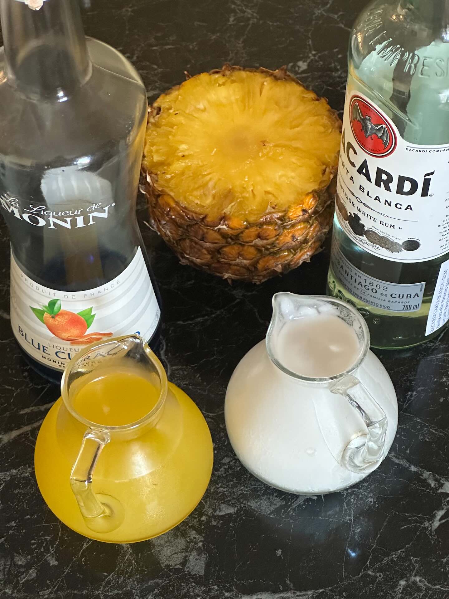Blue Hawaiian Koktel — Tropski Koktel sa Rumom, Ananasom i Kokosom